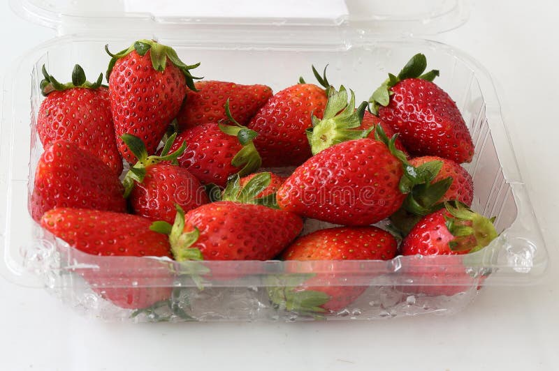 Paquete de fresas foto de archivo. Imagen de rojo, empaquetado - 45738574