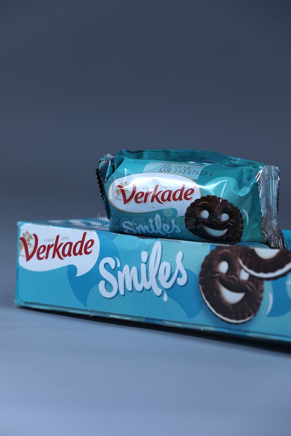 Paquetes De Galletas, Sonrisas De Verkade, Aisladas Foto de archivo ...