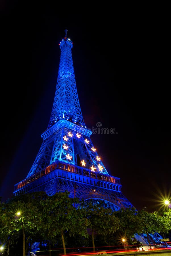 París Por Noche: Torre Eiffel En Azul Fotografía editorial - Imagen de ...
