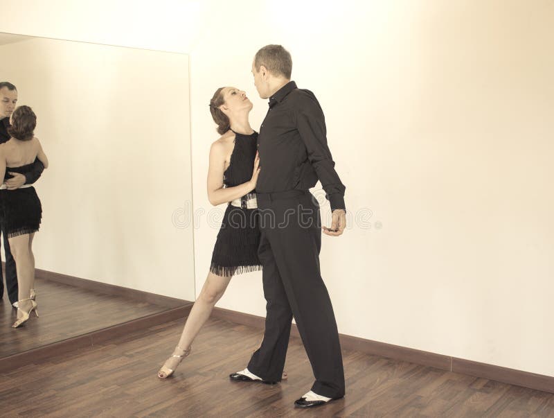 Par Av Dansare Som Dansar Latindanser Fotografering för Bildbyråer ...