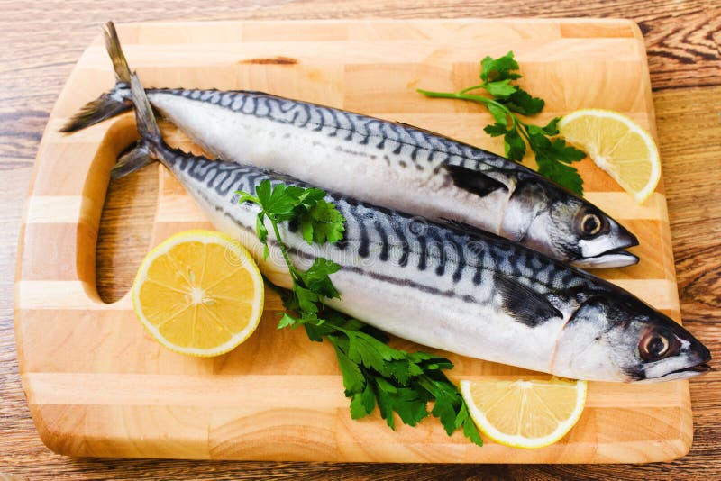 Świeża Makrela Lub Saba Ryba Na Lodzie W Rynku Obraz Stock - Image of ...