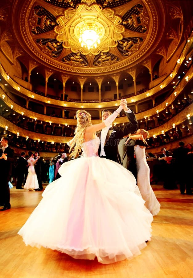 Dancingowa Para W Latvian Krajowym Kostiumu Zdjęcie Stock Editorial ...