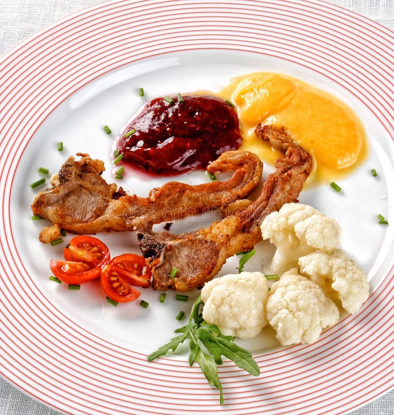 Para Las Chuletas Servidas Con La Salsa Y La Coliflor Dulces Imagen de ...