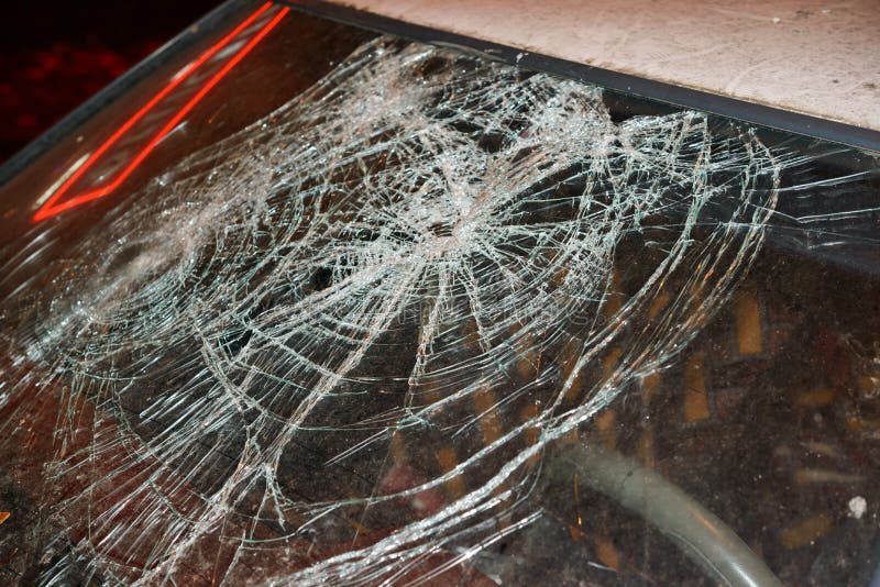 Parabrisas De Un Coche Roto Como Telaraña Imagen de archivo - Imagen de ...