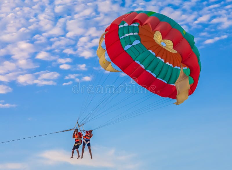Parasailing de couples photo stock. Image du paire, overview - 6535058