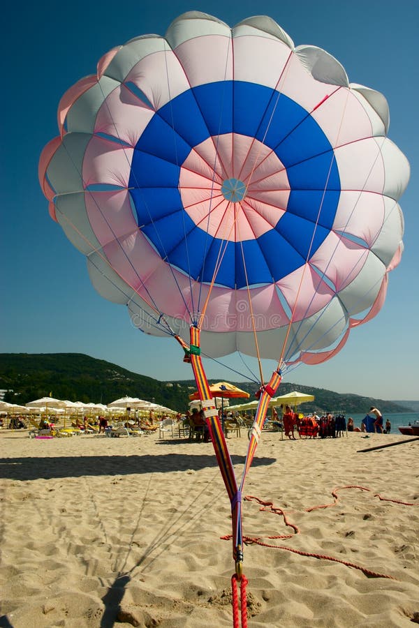 Parachute Sur La Plage De Mer Image stock - Image du parachute, voyage ...