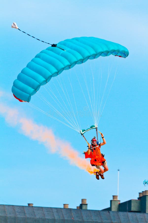 Parachutist editorial photography. Image of aerodynamic - 22034707