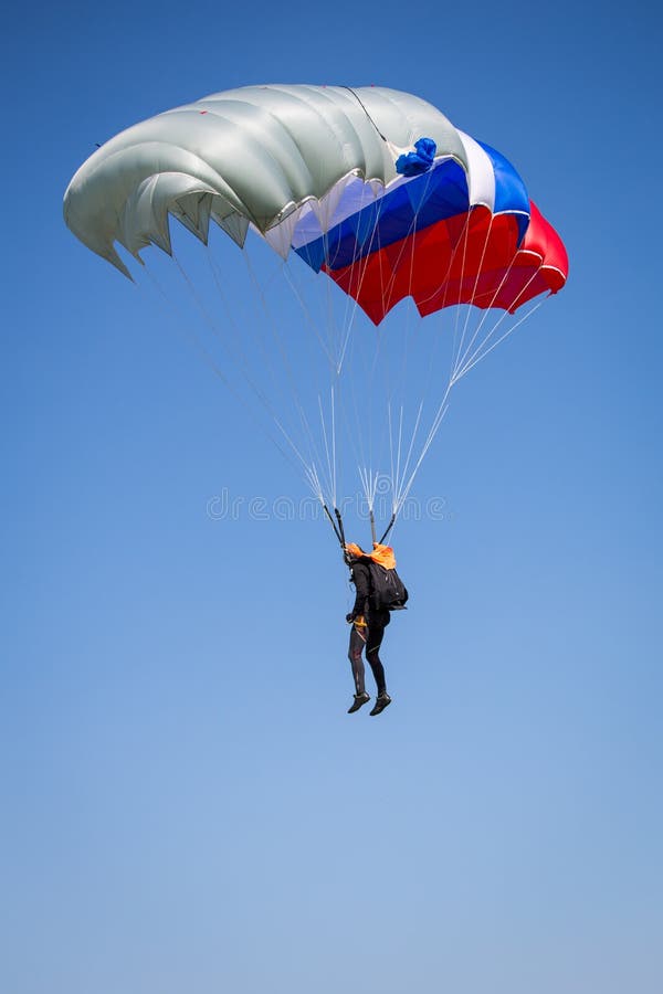 Parachutiste photo stock. Image du ciel, rechercher, parachutisme ...