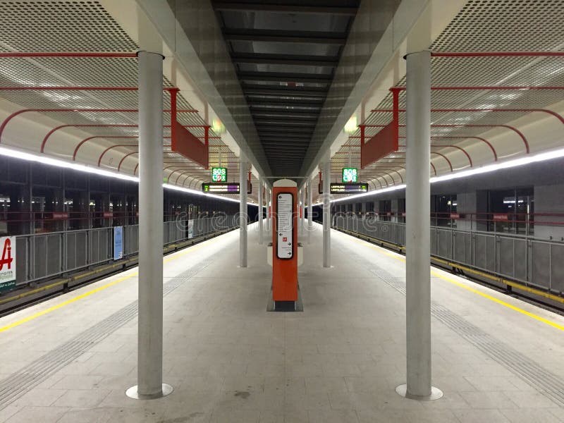 Parada Santo Domingo Del Metro En Madrid Imagen de archivo editorial ...