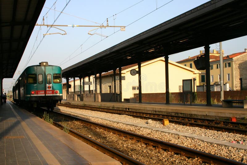 Parada del tren foto de archivo. Imagen de oportuno, horario - 652870