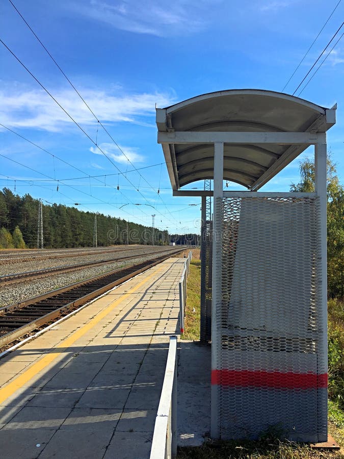 Parada Del Tren En El Ferrocarril Imagen de archivo - Imagen de ...