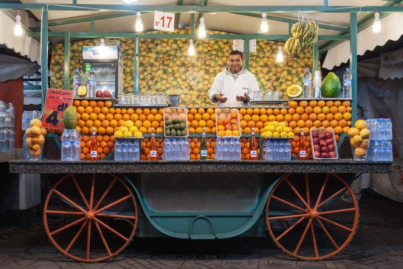 Vendedor Del Jugo En El Cuadrado Del EL Fna De Djema - Marrakesh Foto ...