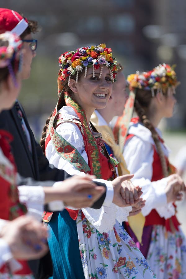 Roupa Polonesa Tradicional Fotos De Stock - Baixe 1,244 Fotos Royalty Free