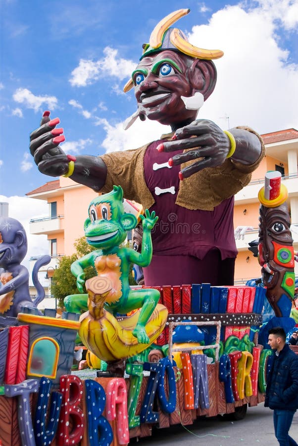 Parade of Carnival floats editorial photography. Image of traditional ...