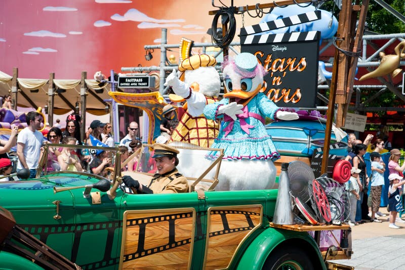 Parade with Daisy Duck editorial stock photo. Image of duck - 19993278