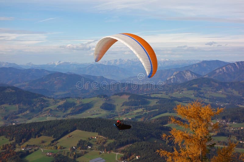 Paragliding editorial stock image. Image of action, paragliding - 68147119