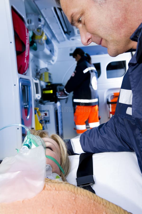 Paramedicus En Collega Die De Mens Op Brancard Helpen Door Ziekenwagen ...