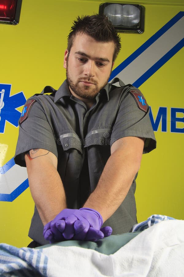Paramedicus Die Cardiopulmonaal Maken Stock Afbeelding - Image of ...