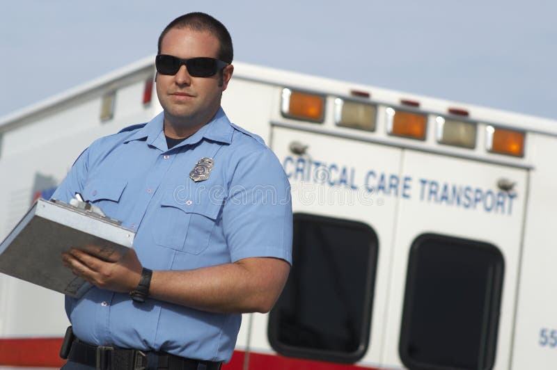 Paramedicus in Front of Ambulance Stock Afbeelding - Image of technicus ...