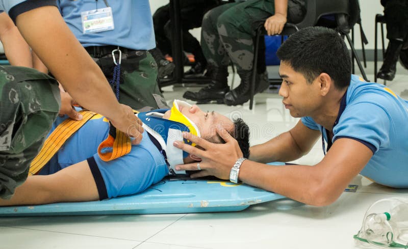 Paramedicus Training redactionele stock foto. Image of eerst - 30371948