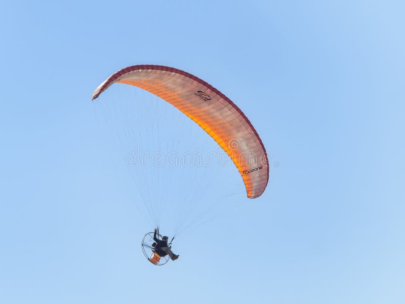 Paramotor Oder Angetriebenes Gleitschirmfliegen: Gleitschirm Mit ...