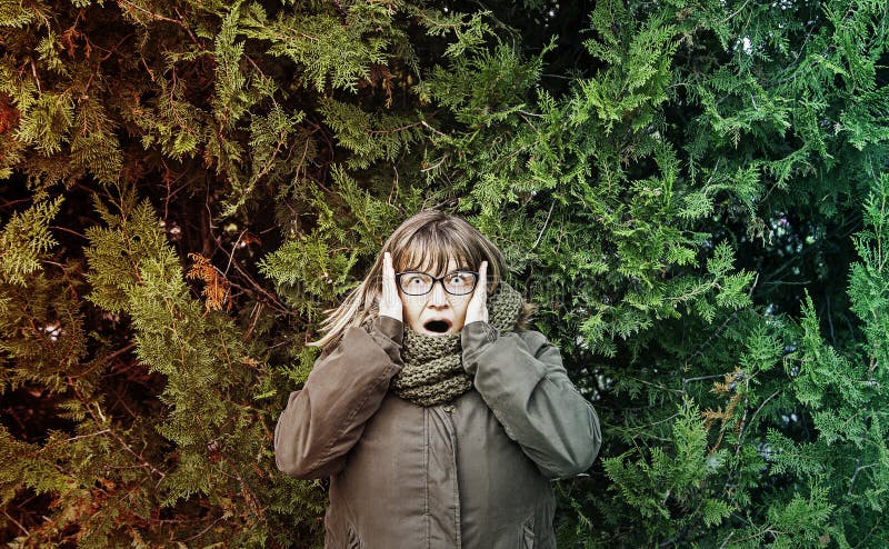 Paranoico loco de la mujer foto de archivo. Imagen de persiana - 83910160