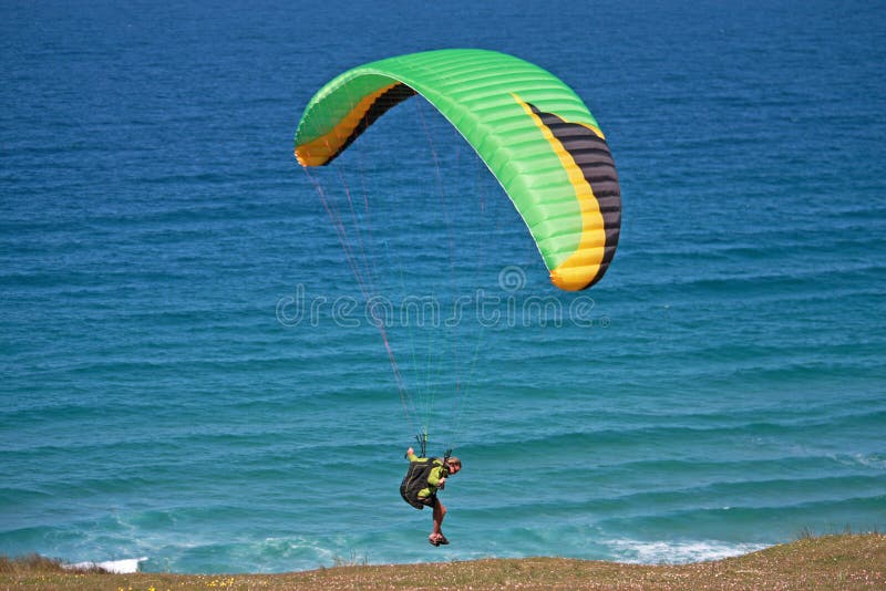Parapentiste photo stock. Image du sport, homme, parapentisme - 39671986