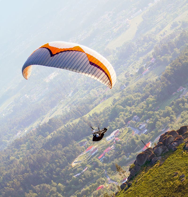 Parapentiste image stock éditorial. Image du défier, earth - 43459464