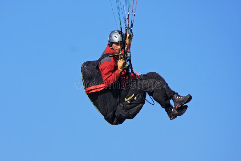 Parapentiste photo stock. Image du bleu, ciel, homme - 54690412