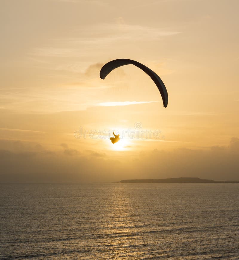Parapentiste Au Coucher Du Soleil Photo stock - Image du course ...