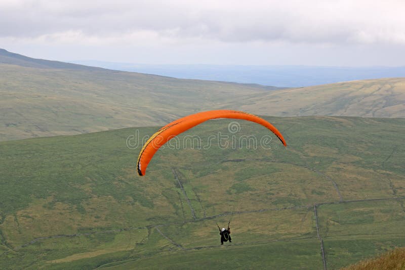 Parapentiste Tandem Dans Les Balises De Brecon Photographie éditorial ...