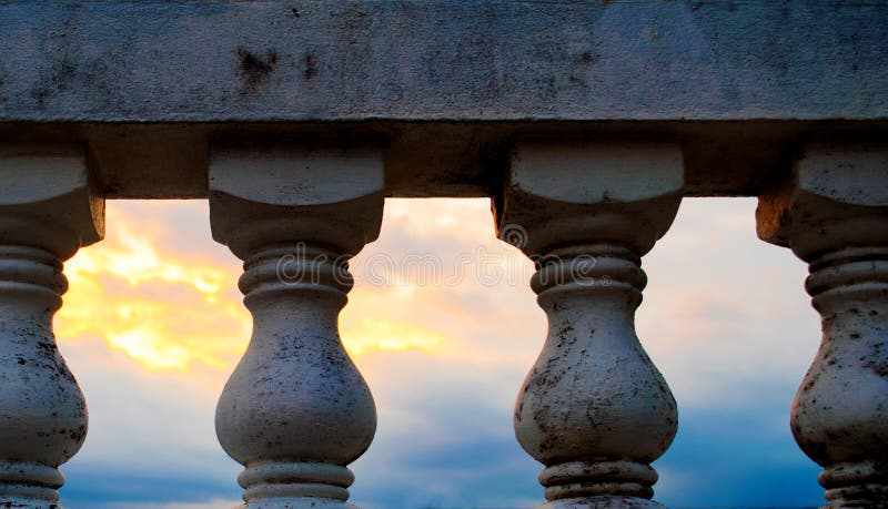 Parapeto Blanco En La Orilla Del Mar Que Pasa Por Alto El Mar Foto de ...