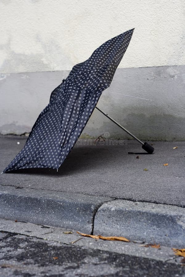 Gammalt litet paraply arkivfoto. Bild av parasoll, trä - 15042012