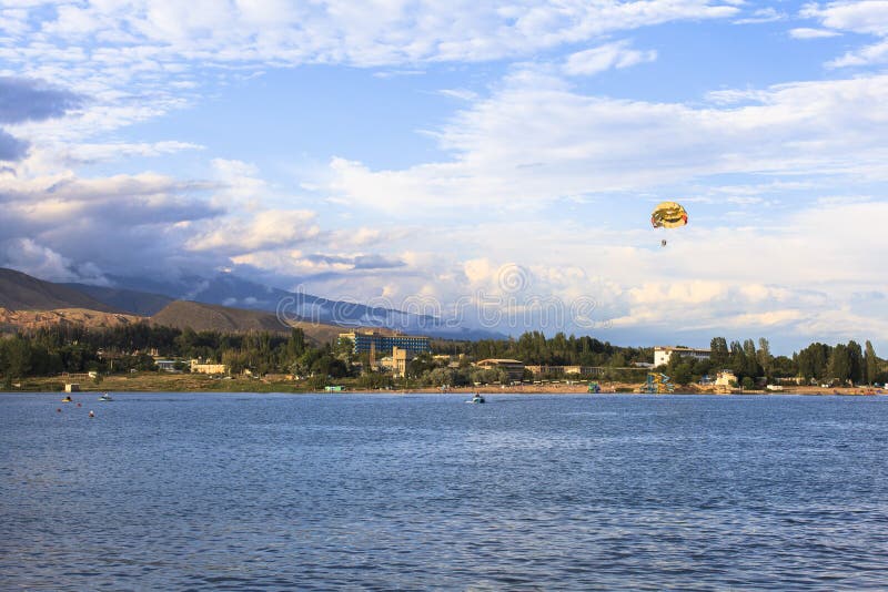 Sonnenuntergang Issyk Kul Im See in Kirgisistan Redaktionelles ...
