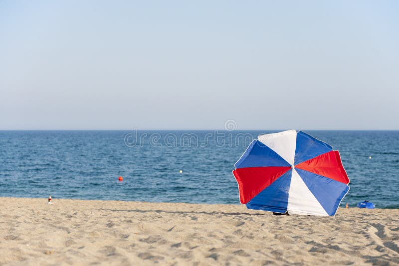 Parasol bij het strand stock afbeelding. Image of zand - 15103687