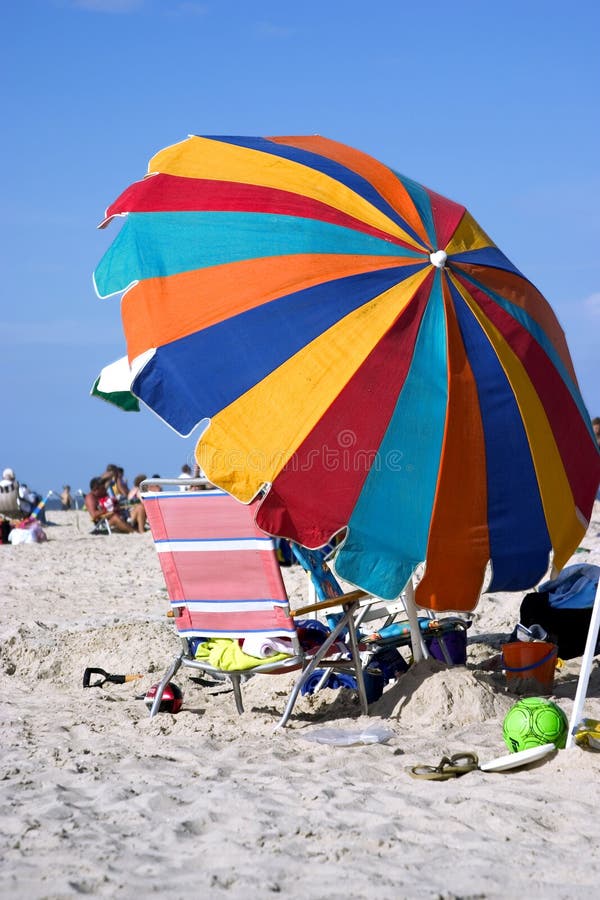 Parasol de playa foto de archivo. Imagen de silla, gente - 2125696
