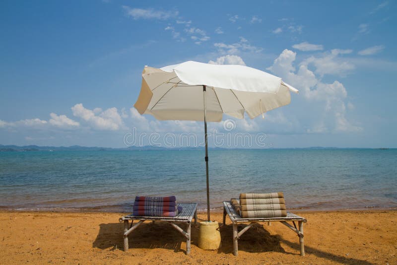Parasol de playa imagen de archivo. Imagen de destinaciones - 23189233