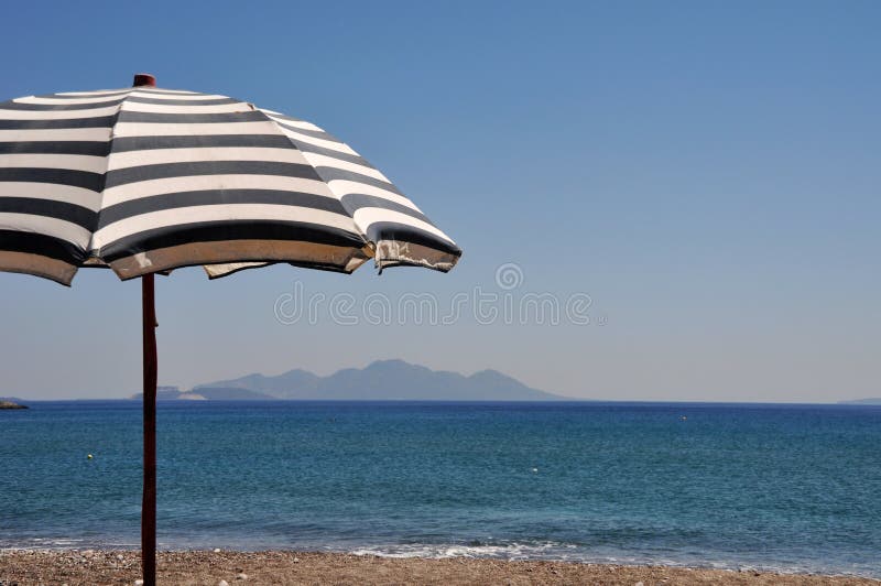 Parasol de playa foto de archivo. Imagen de cielo, orilla - 31577204