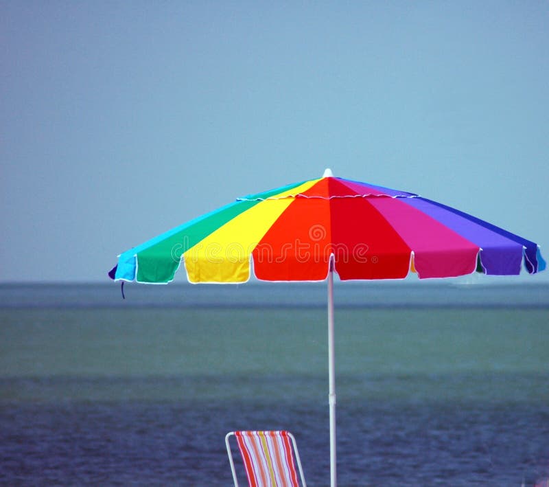 Parasol De Playa En Una Playa Blanca Perfecta Delante Del Mar Foto de ...
