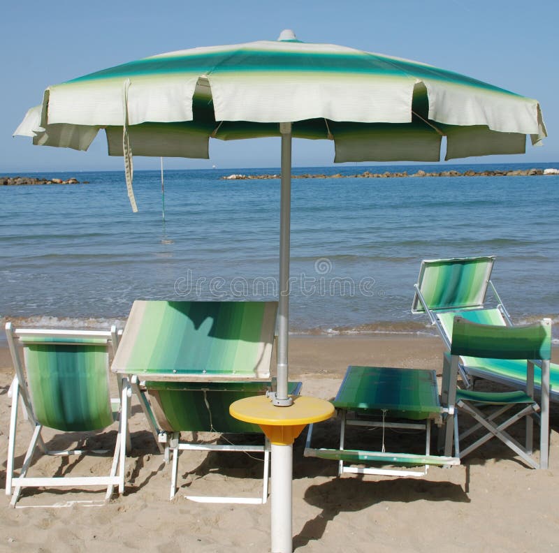 Parasol De Playa Verde Y Blanco Foto de archivo - Imagen de verde ...