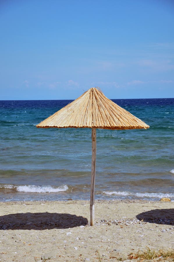 Parasol op het strand stock foto. Image of kustlijn, landschap - 56790386