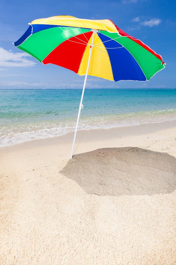 Färgrik Parasoll På Stranden Arkivfoto - Bild av semesterort, strand ...