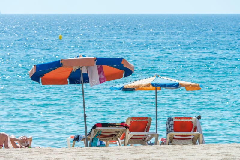 Parasols op het strand stock afbeelding. Image of kustlijn - 74055509