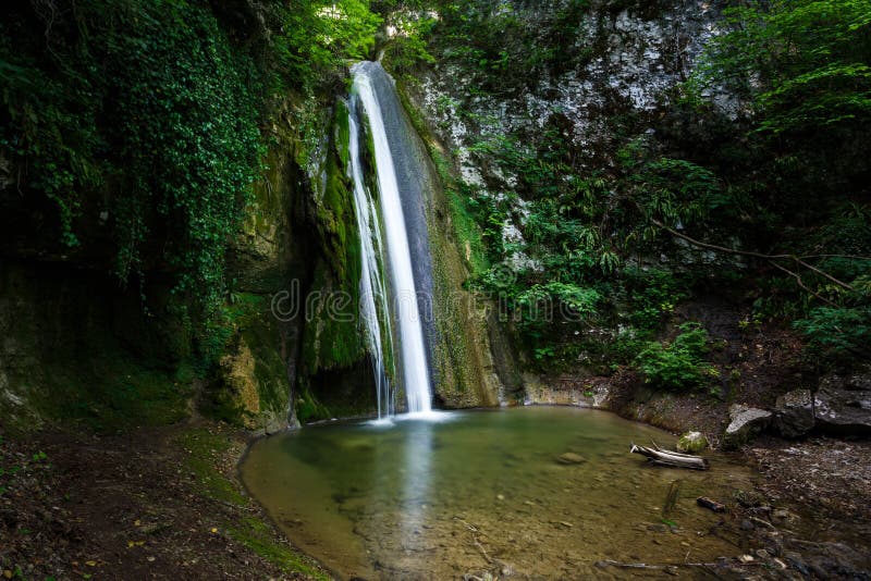 Parc de cascade de Molina photo stock. Image du roche - 76952430