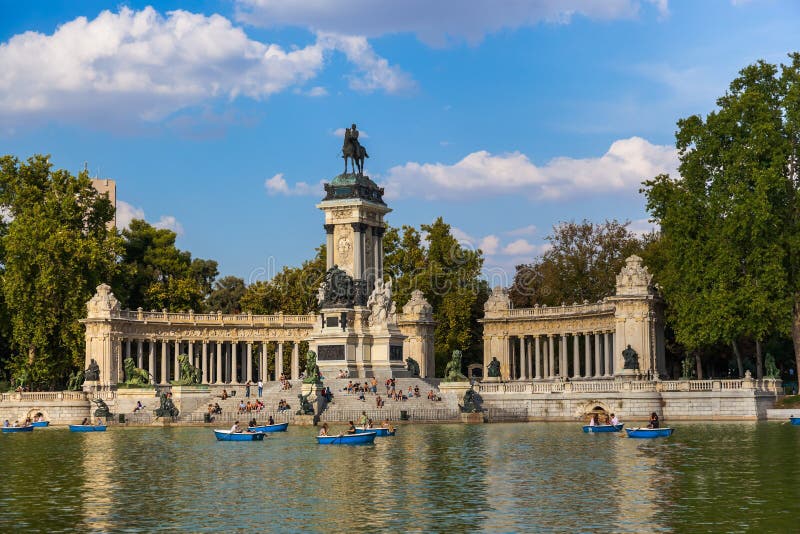 Palais Au Parc De Retiro - Madrid Image stock - Image du monument ...