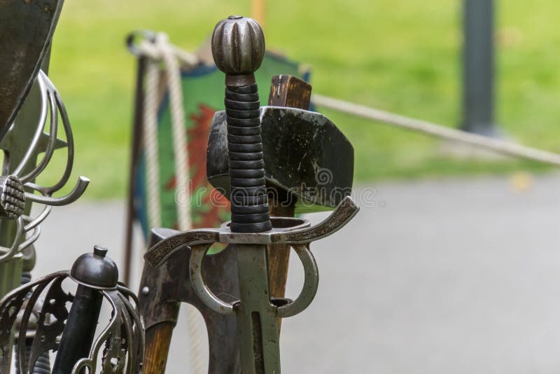 Parecchie Spade Medievali Che Stanno in Una Spada Stanno Immagine Stock ...