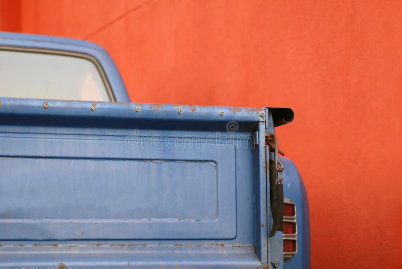 Pared Azul Del Rojo Del Carro Foto de archivo - Imagen de parachoques ...