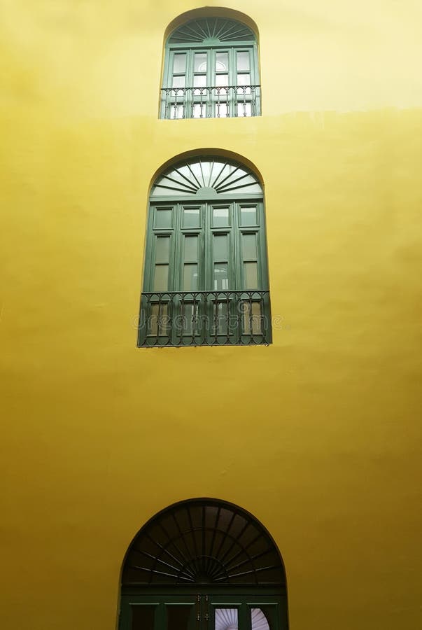 Pared Colonial Colorida Del Estilo Imagen de archivo - Imagen de estilo ...