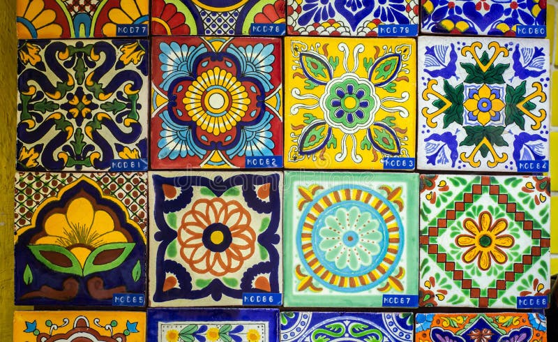 Pared Con Azulejos De Talavera Mexicana Foto de archivo - Imagen de ...