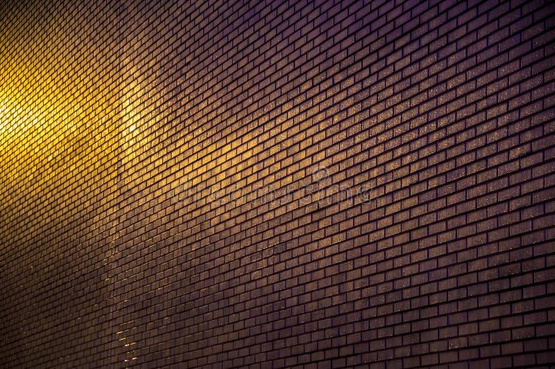 Pared De Ladrillo Moderna Con La Luz En La Ciudad Foto de archivo ...